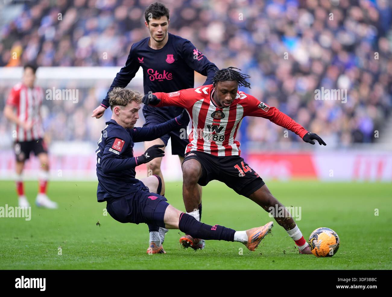 Everton's James Garner (left) and Sunderland's Romaine Mundle battle ...