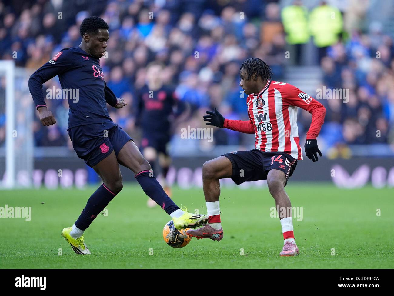 Everton's Thierno Barry (left) and Sunderland's Romaine Mundle battle ...