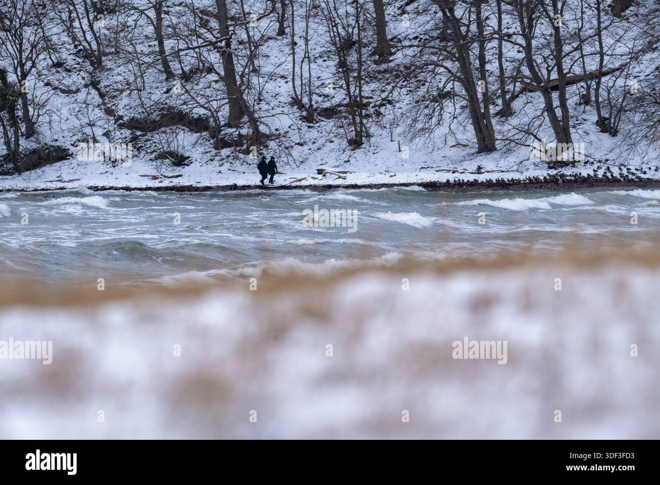 10 January 2026, Mecklenburg-Western Pomerania, Binz: Waves hit the ...