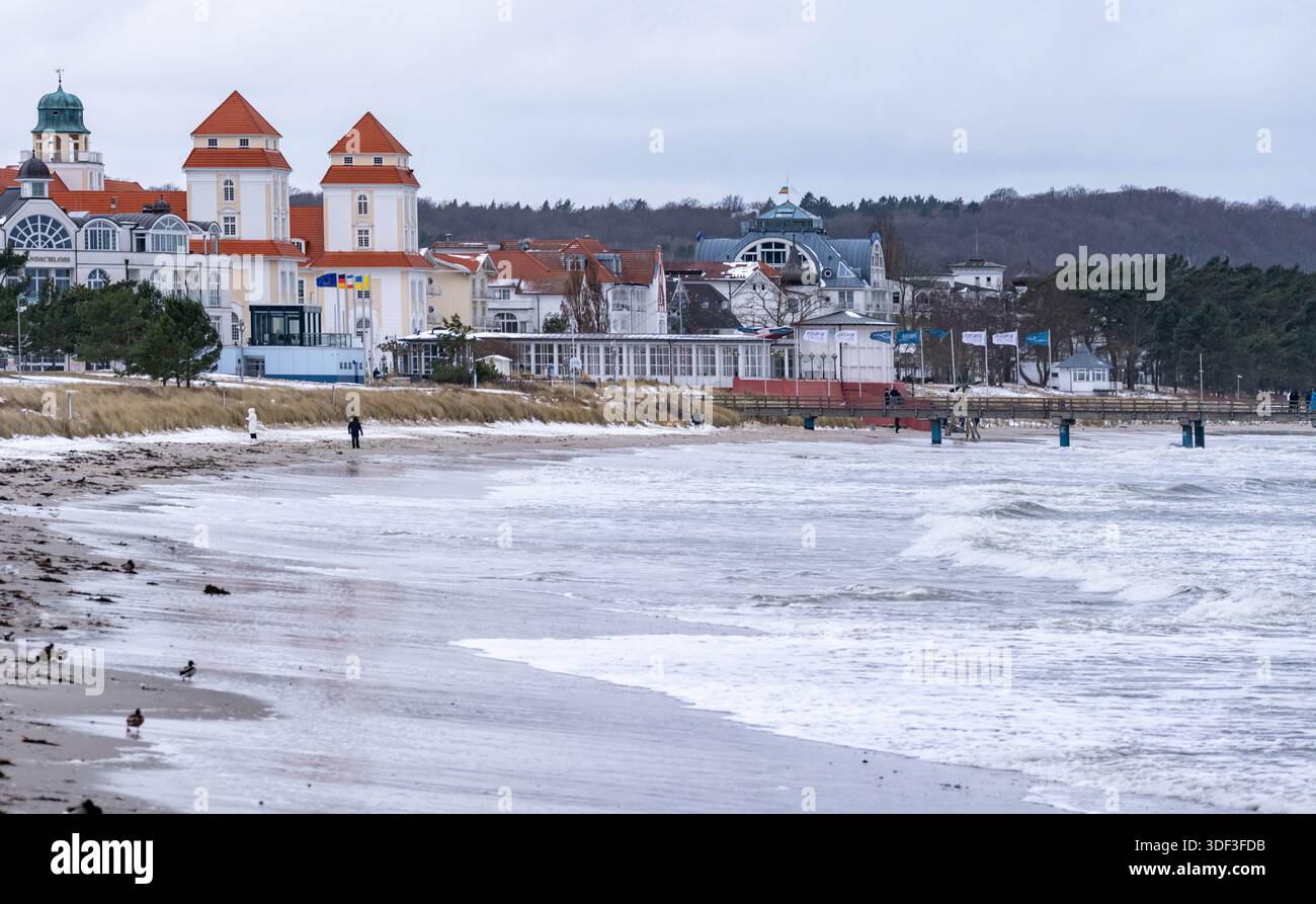 10 January 2026, Mecklenburg-Western Pomerania, Binz: Waves hit the ...