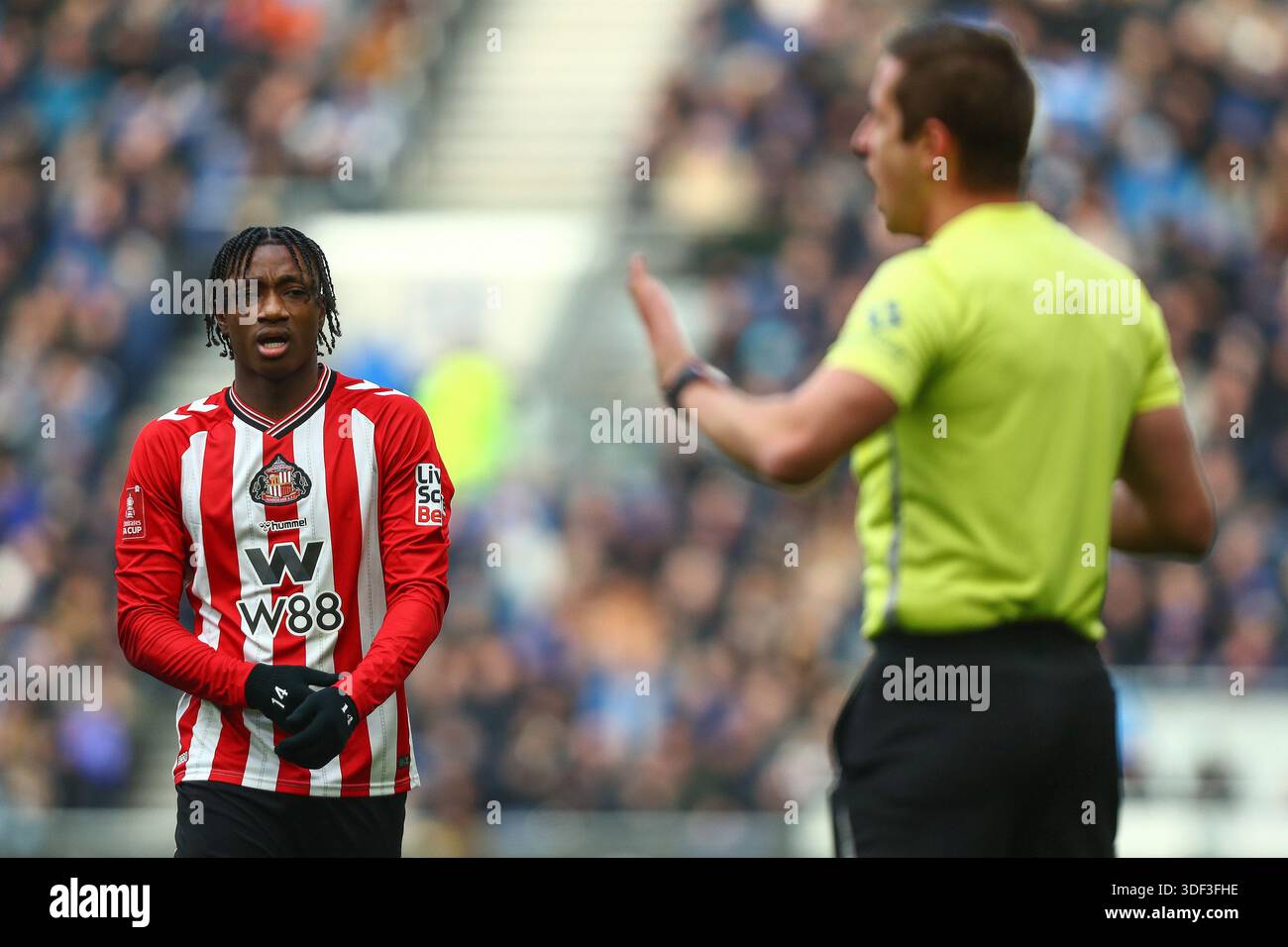 Romaine Mundle of Sunderland talks to Referee, John Brooks during the ...