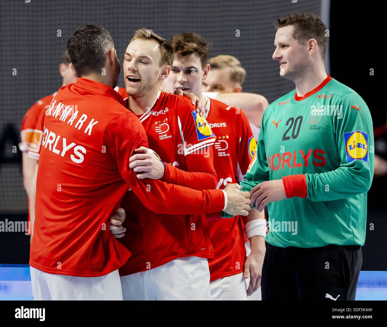 ALMERE - Danish handball players celebrate their victory over Greece ...