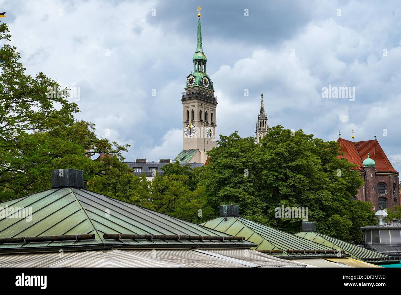 City view of Munich: View over the Viktualienmarkt to the towers of St ...