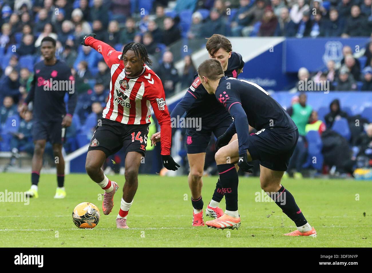 Romaine Mundle of Sunderland (l) makes a break. Emirates FA Cup 3rd ...