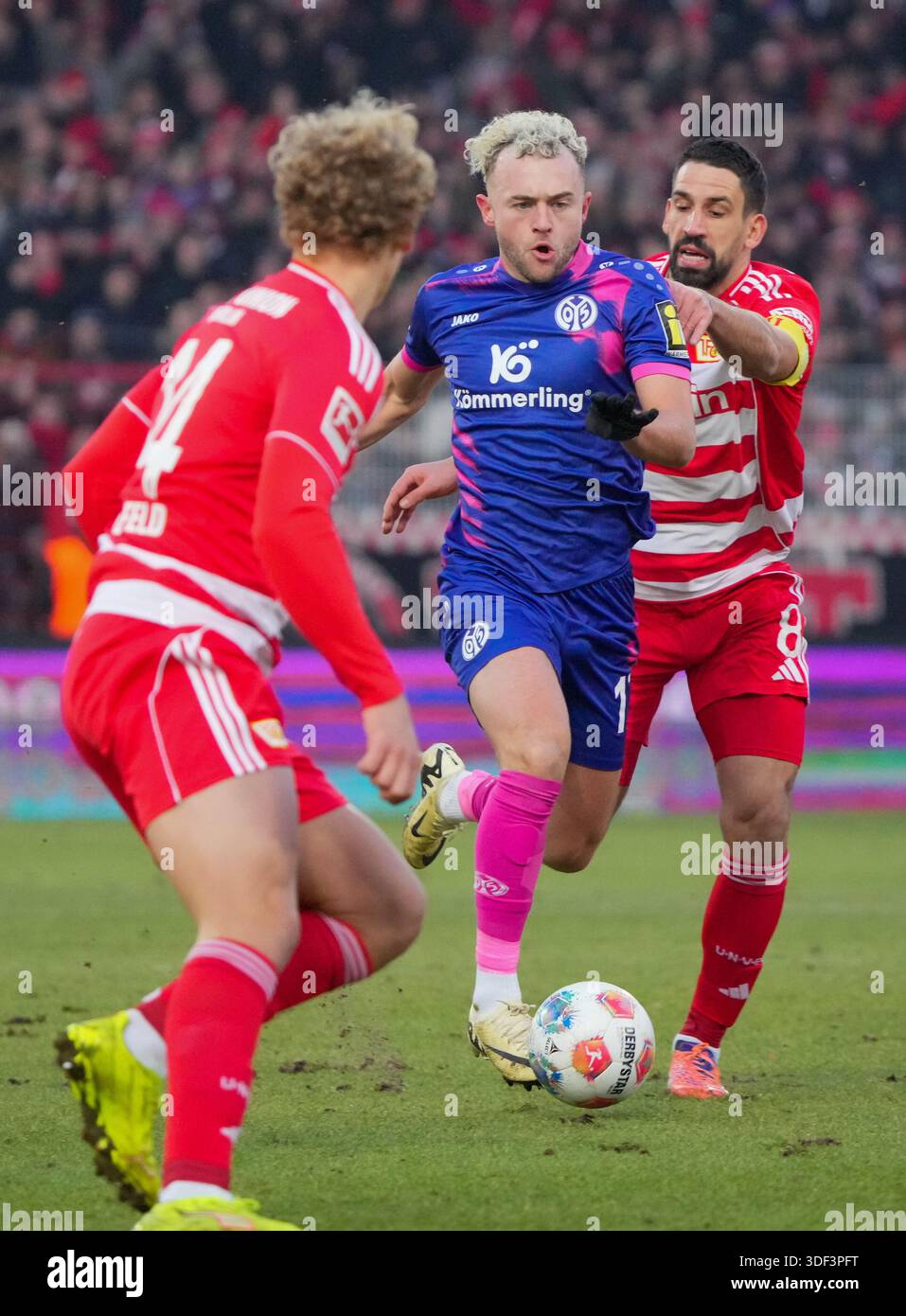 Mainz's Benedict Hollerbach and Berlin's Rani Khedira, right, in action ...