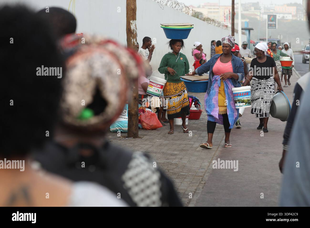 (260110) -- PRAIA, Jan. 10, 2026 (Xinhua) -- Citizens head to the Praia ...