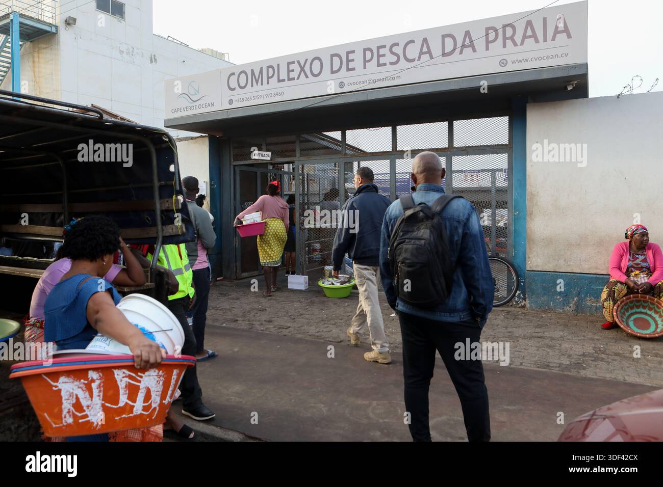 (260110) -- PRAIA, Jan. 10, 2026 (Xinhua) -- Citizens enter the Praia ...
