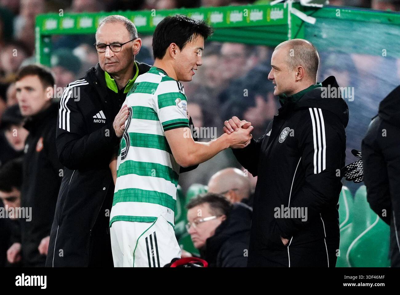 Celtic manager Martin O'Neill and coach Shaun Maloney with Yang Hyun ...