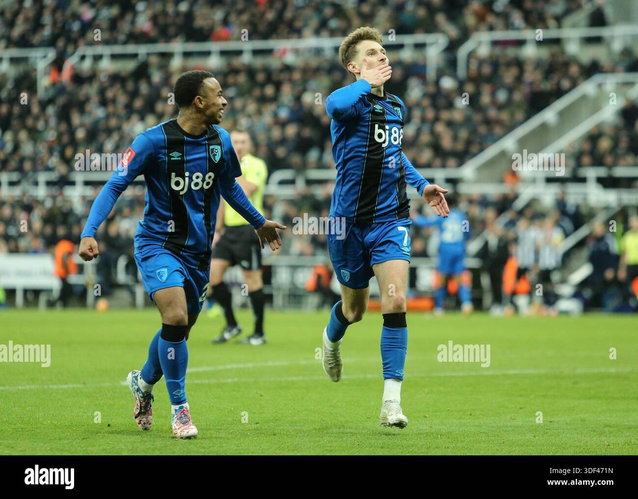 David Brooks of Bournemouth celebrates his goal to make it 1-2 during ...