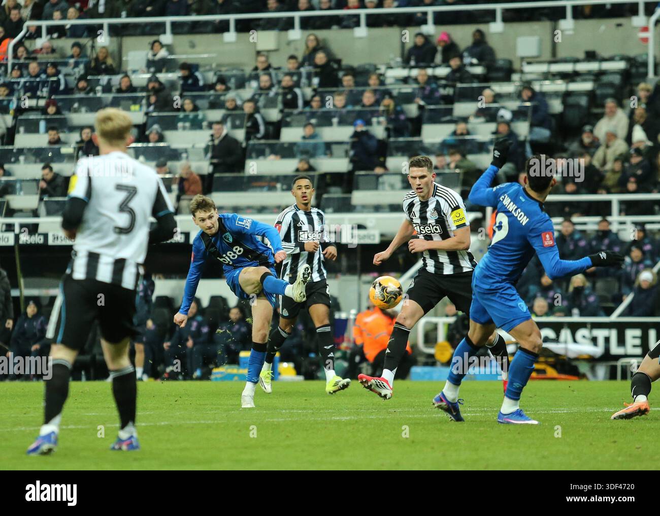 David Brooks of Bournemouth scores to make it 1-2 during the Emirates ...