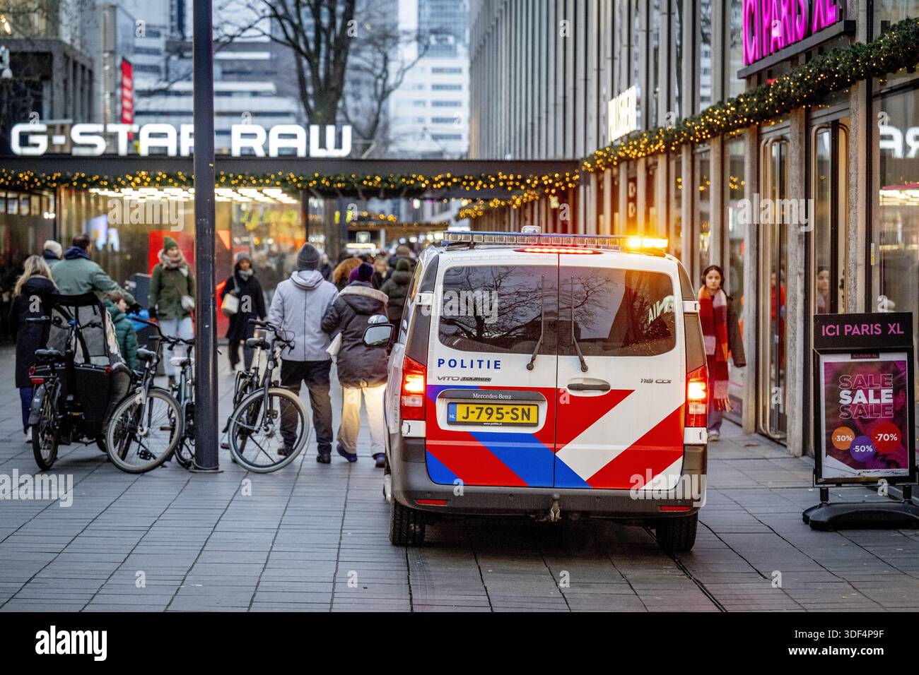 ROTTERDAM - People are shopping in the city. ROBIN UTRECHT /ANP ...