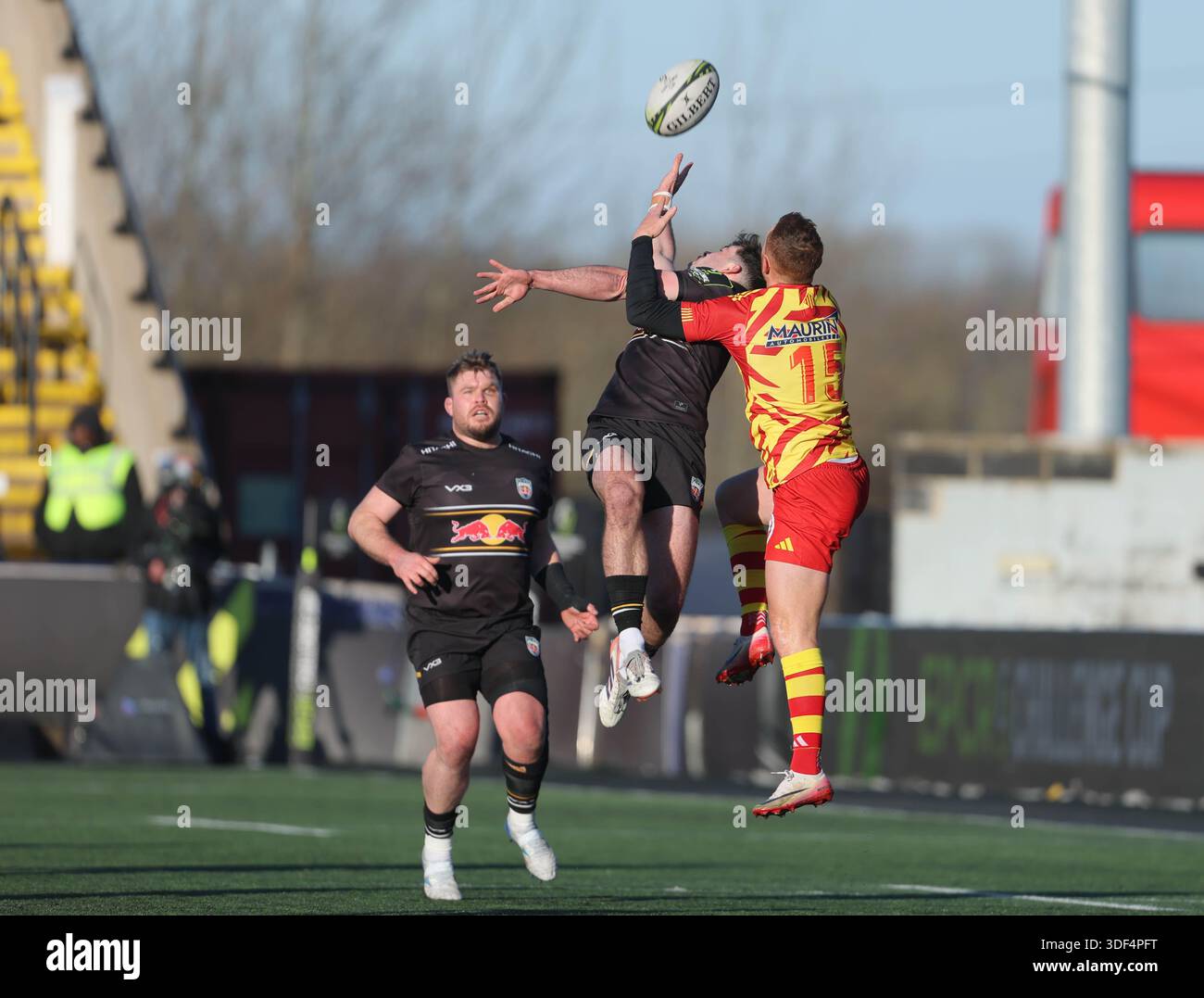 Newcastle Red Bulls' Oliver Spencer (centre) and Perpignan's Lucas ...