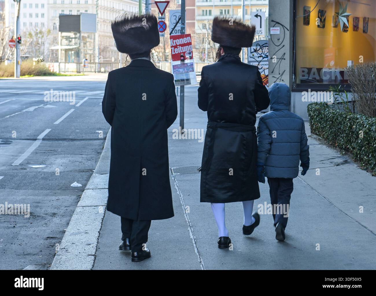 Orthodoxe Juden mit Schtreimel Hut, Wien, Österreich Stock Photo - Alamy