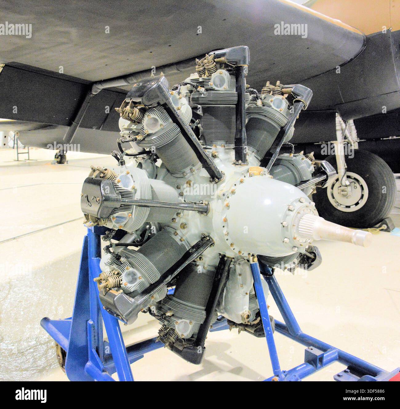 Sodium cooled exhaust valves hi-res stock photography and images - Alamy