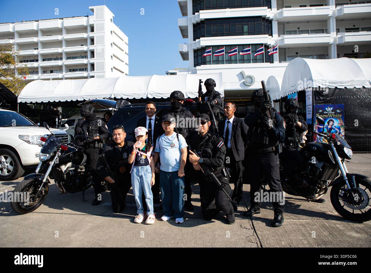 Children pose for photos with Armed Forces Security Center officers ...