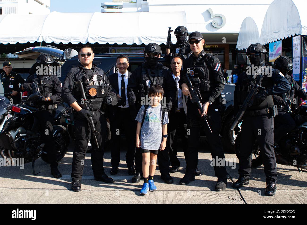 Children pose for photos with Armed Forces Security Center officers ...
