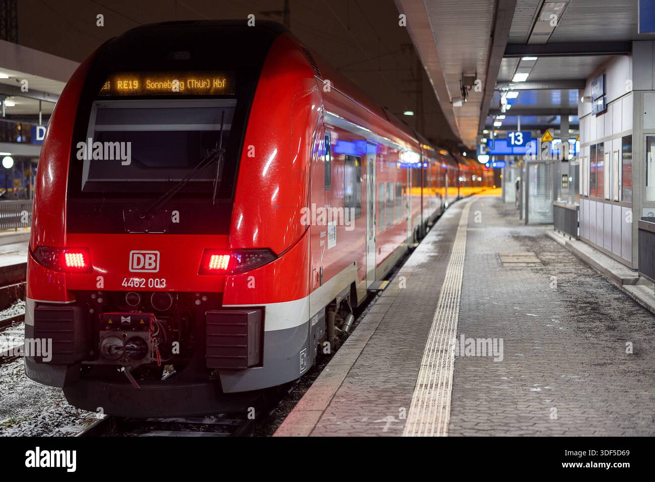 Bahnverkehr in Nürnberg am Abend bei Schneefall unter Einfluss von Tief ...