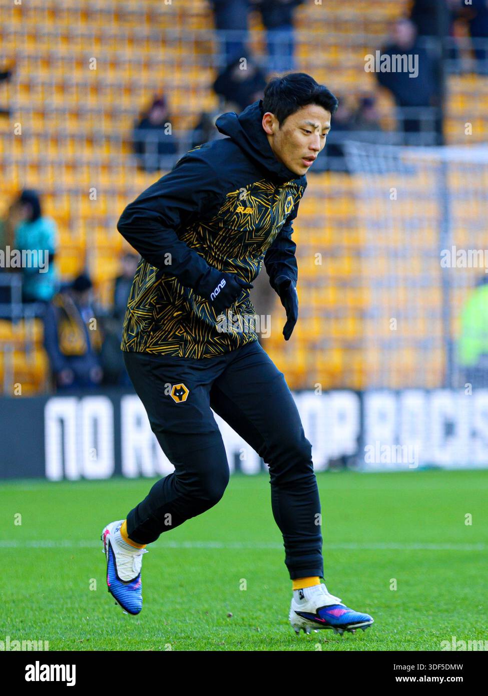 Hee Chan Hwang (11 Wolves) warms up during the FA Cup football match ...