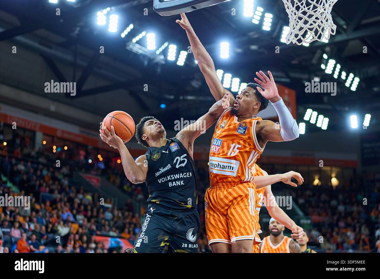 Zweikampf, Duell zwischen Grant Sherfield (Basketball Loewen ...