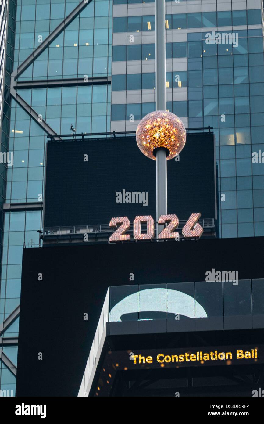 One Times Square is the home to the New Year's Eve Ball, New York City ...