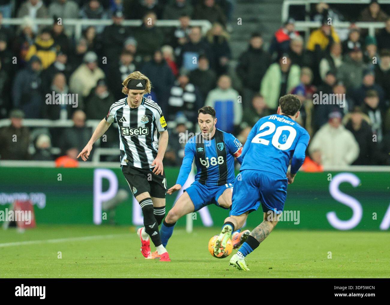 Anthony Gordon of Newcastle United passes the ball during the Emirates ...
