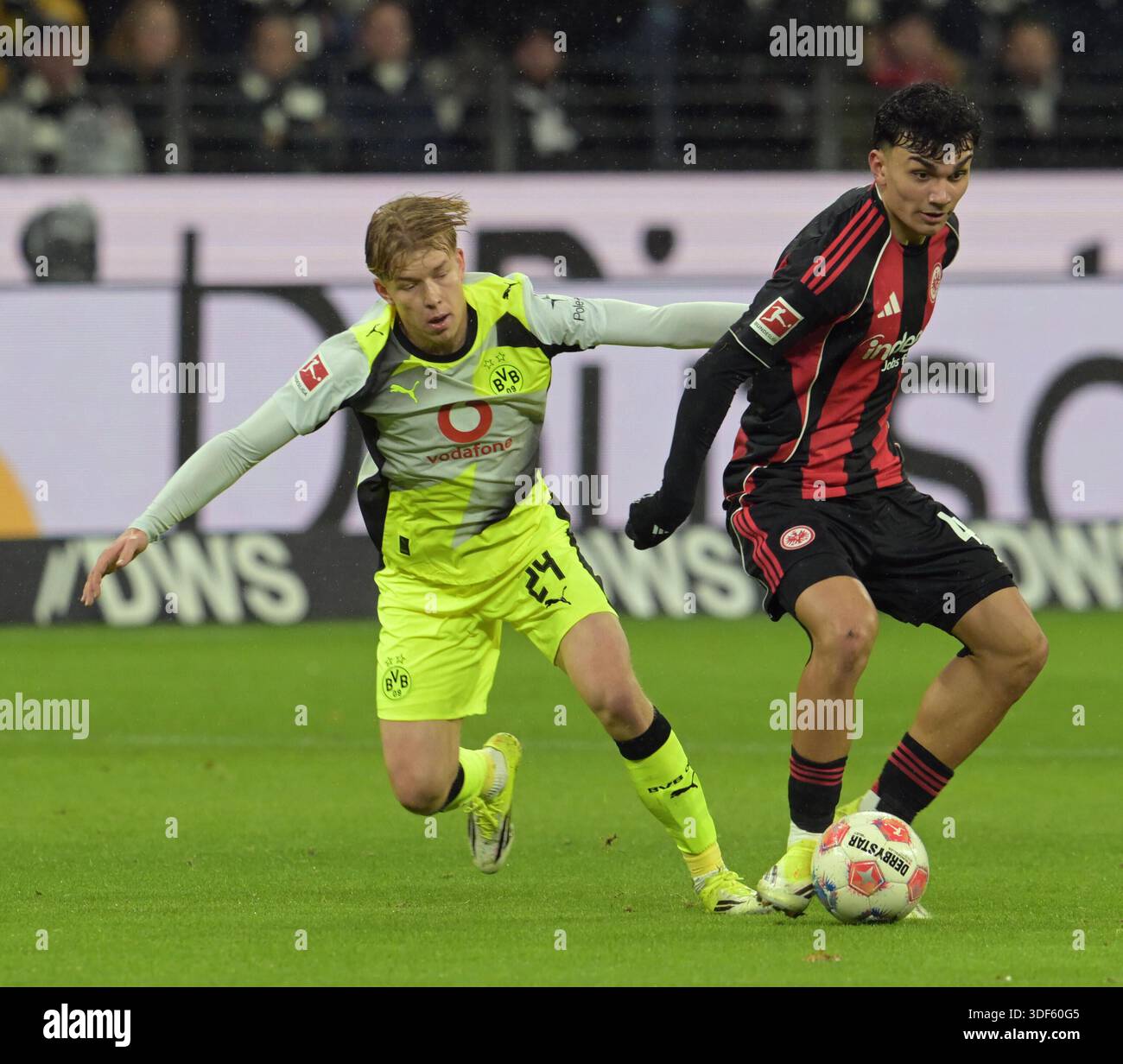 Daniel Svensson. (Li) gegen. Can Uzun fotografiert beim Spiel Eintracht ...