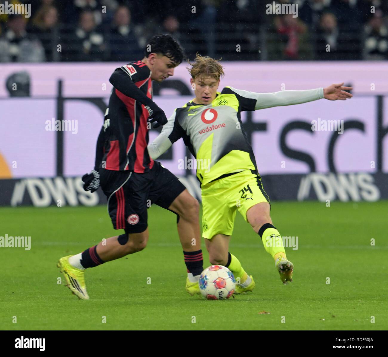 Daniel Svensson. (Re). gegen. Can Uzun fotografiert beim Spiel ...