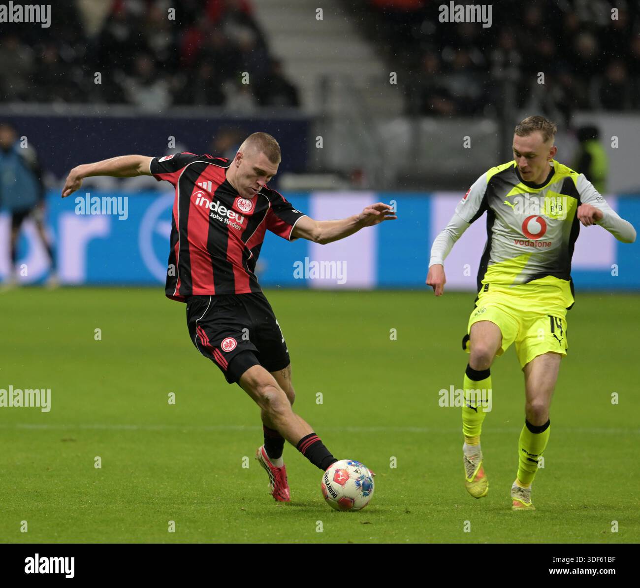 Maximilian Beier (re). Gegen. Kristensen fotografiert beim Spiel ...