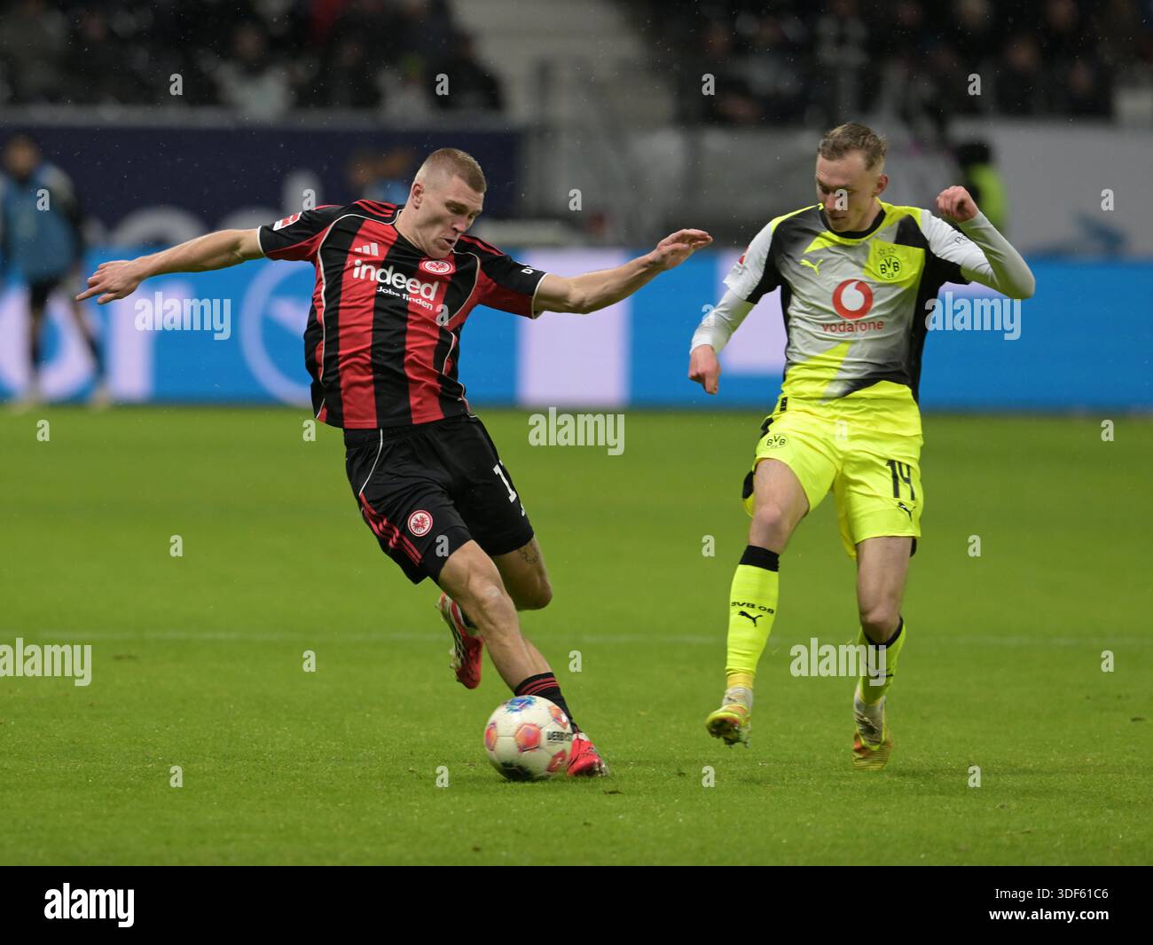 Maximilian Beier (re). Gegen. Kristensen fotografiert beim Spiel ...