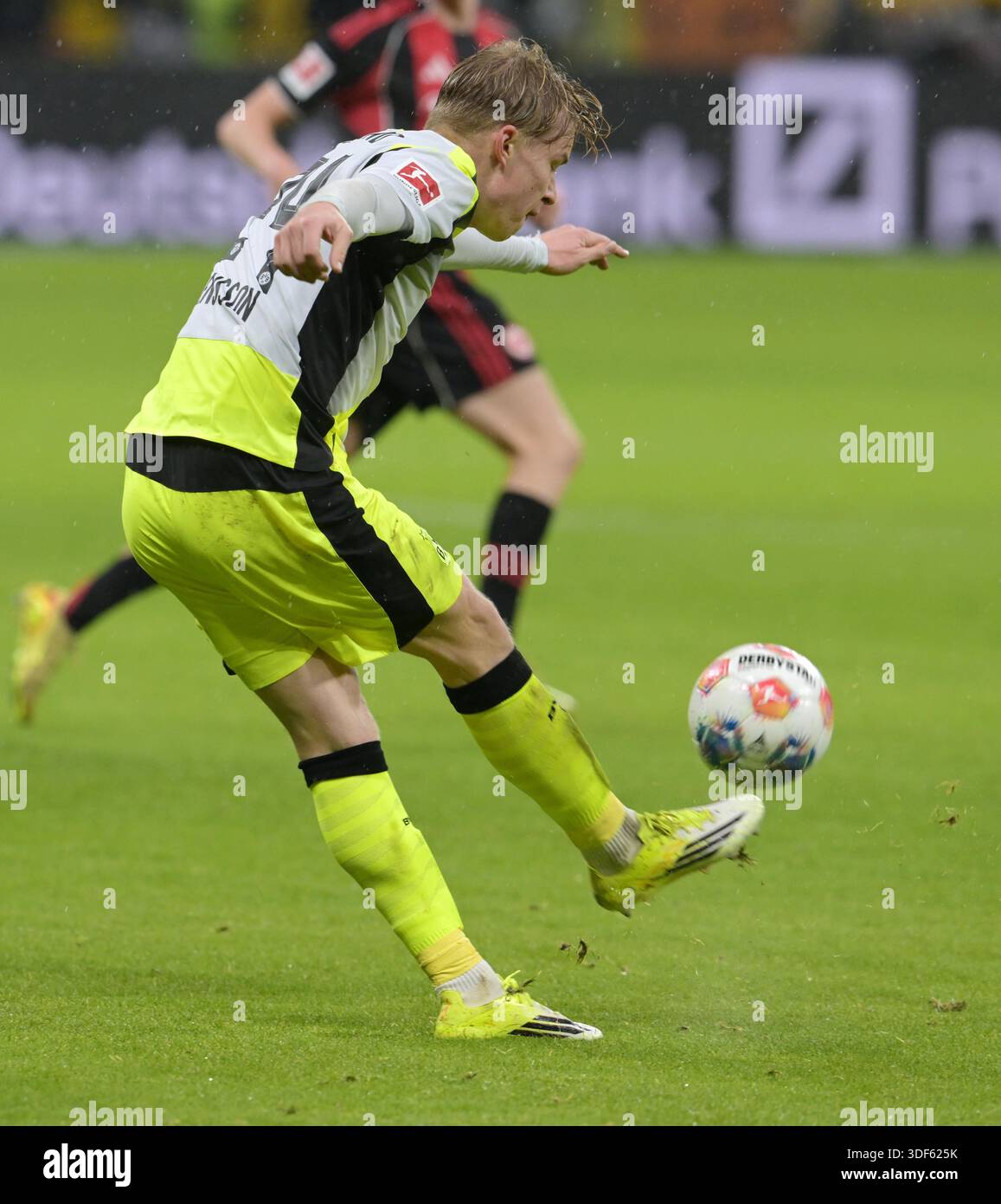 Daniel Svensson fotografiert beim Spiel Eintracht. Frankfurt gegen ...