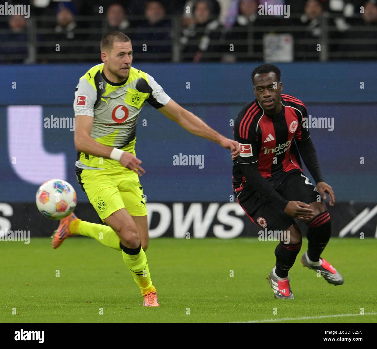 Arnaud Kalimuendo (re). Gegen Waldemar. Anton fotografiert beim Spiel ...