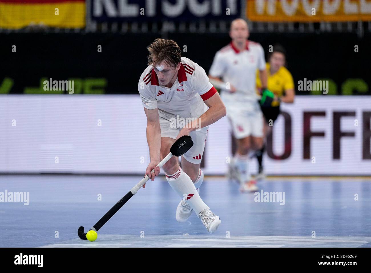 Jacek Kurowski (Poland, 9, Kapitän [captain]), am Ball, Freisteller ...