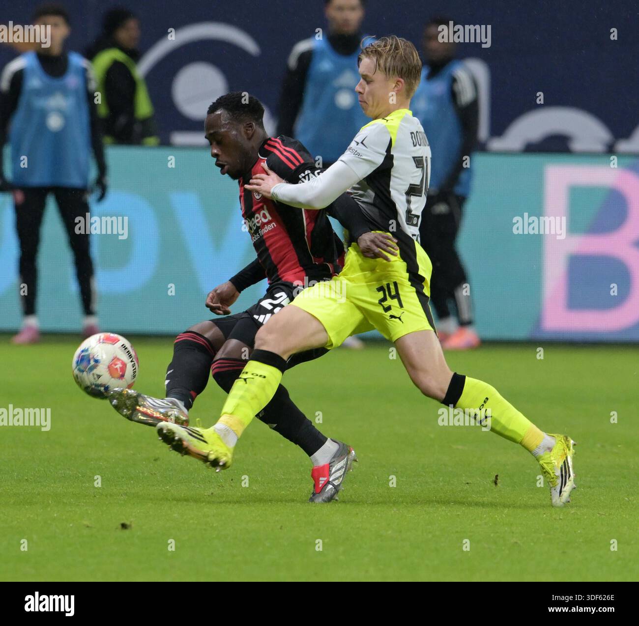 Arnaud Kalimuendo (li). Gegen Daniel Svensson. fotografiert beim Spiel ...