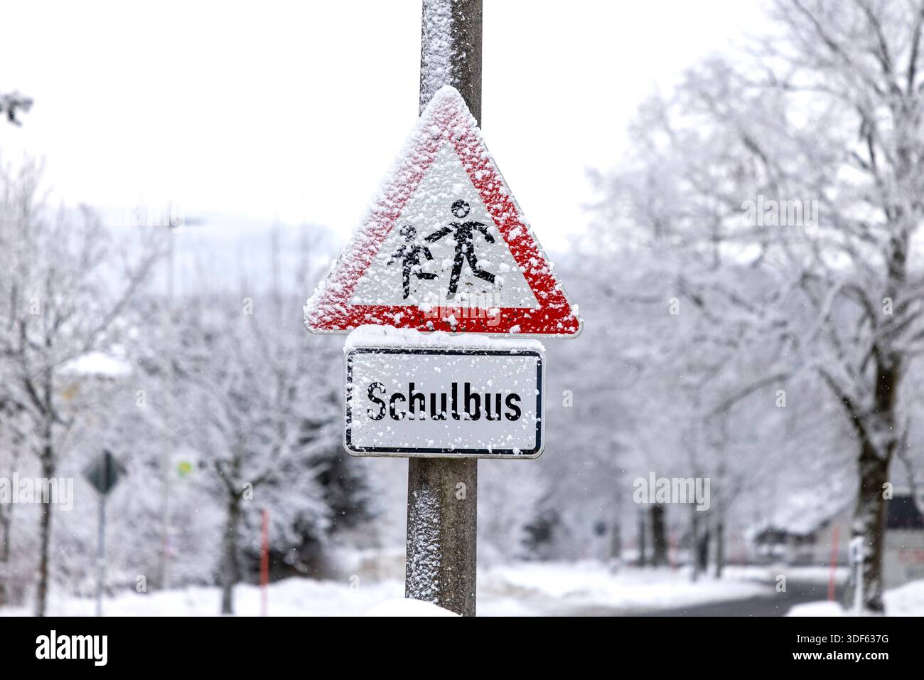 Verschneites Verkehrsschild mit dem Hinweis Schulbus vor einer ...