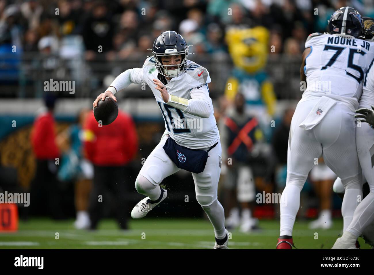 Tennessee Titans quarterback Brandon Allen (10) scrambles against the ...