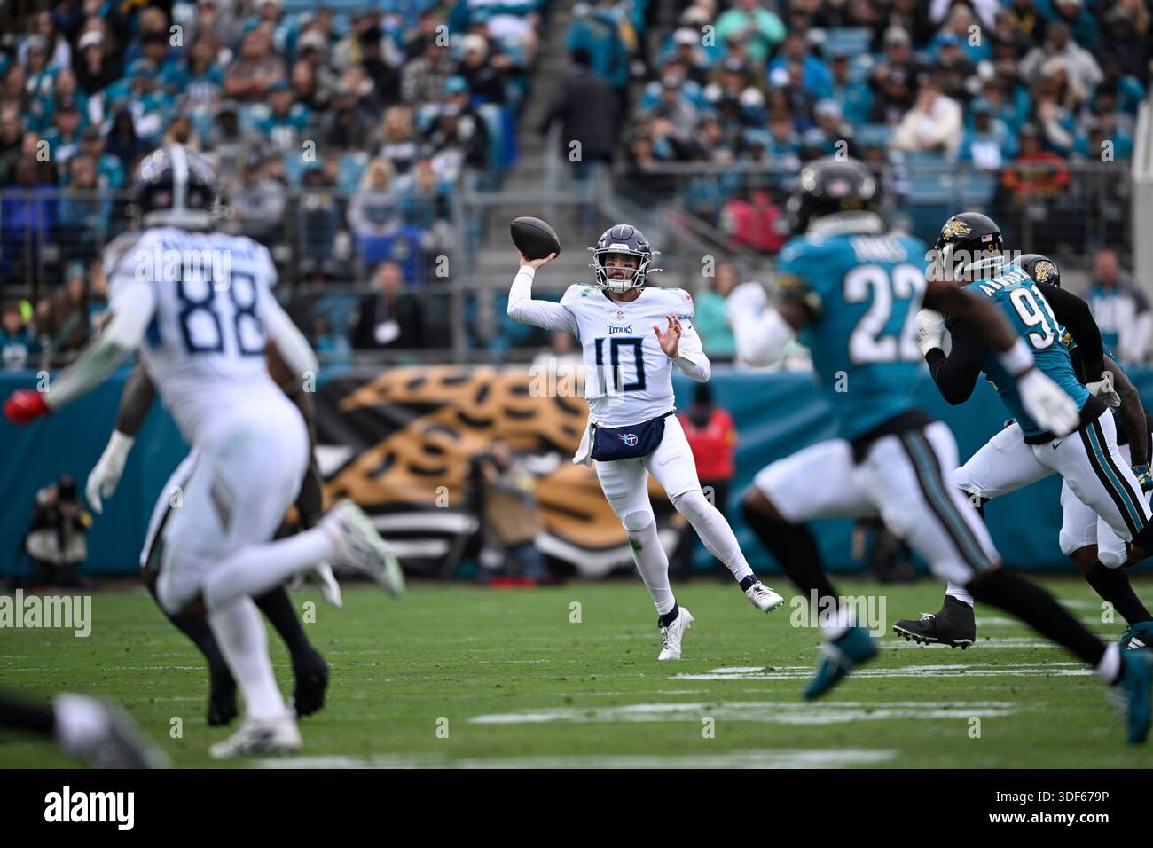 Tennessee Titans quarterback Brandon Allen (10) throws a pass against ...