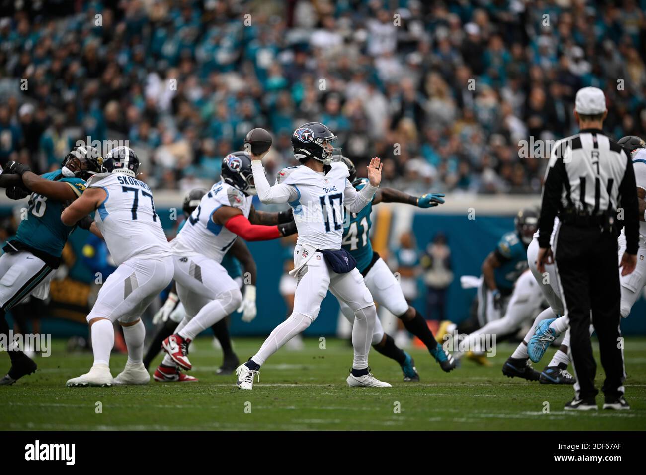 Tennessee Titans quarterback Brandon Allen (10) throws a pass against ...