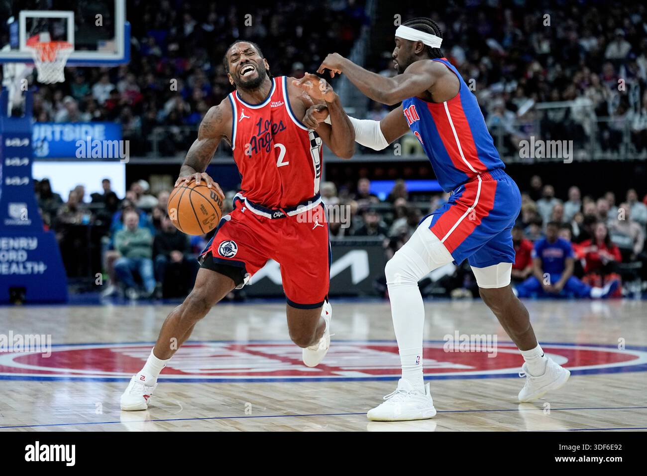 Los Angeles Clippers forward Kawhi Leonard, left, drives against ...
