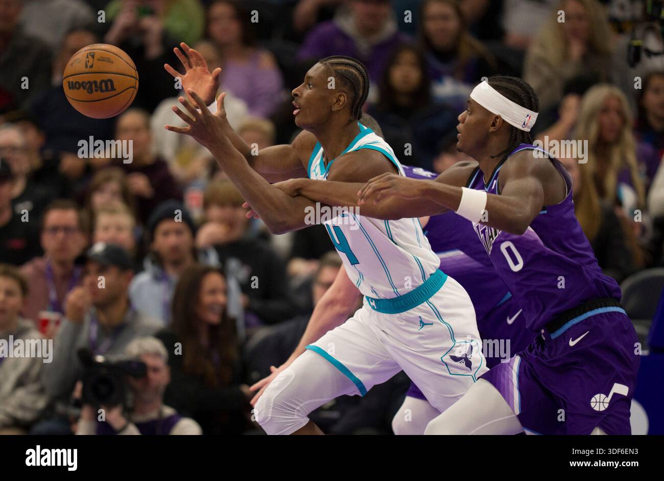 Charlotte Hornets forward Moussa Diabaté (14) reaches for a pass as ...