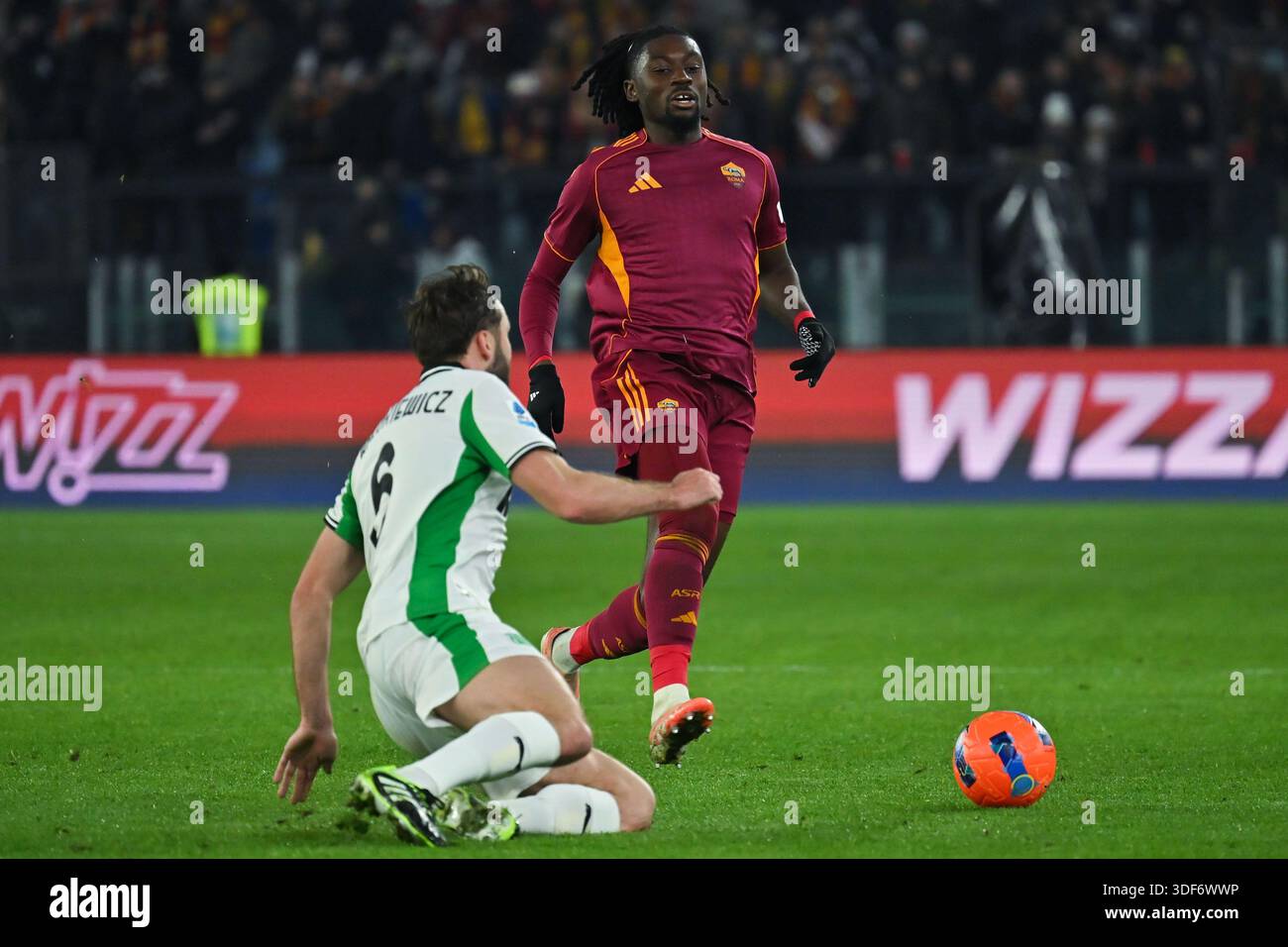 Sebastian Walukiewicz of Sassuolo,Manu Kone of AS Roma during the serie ...