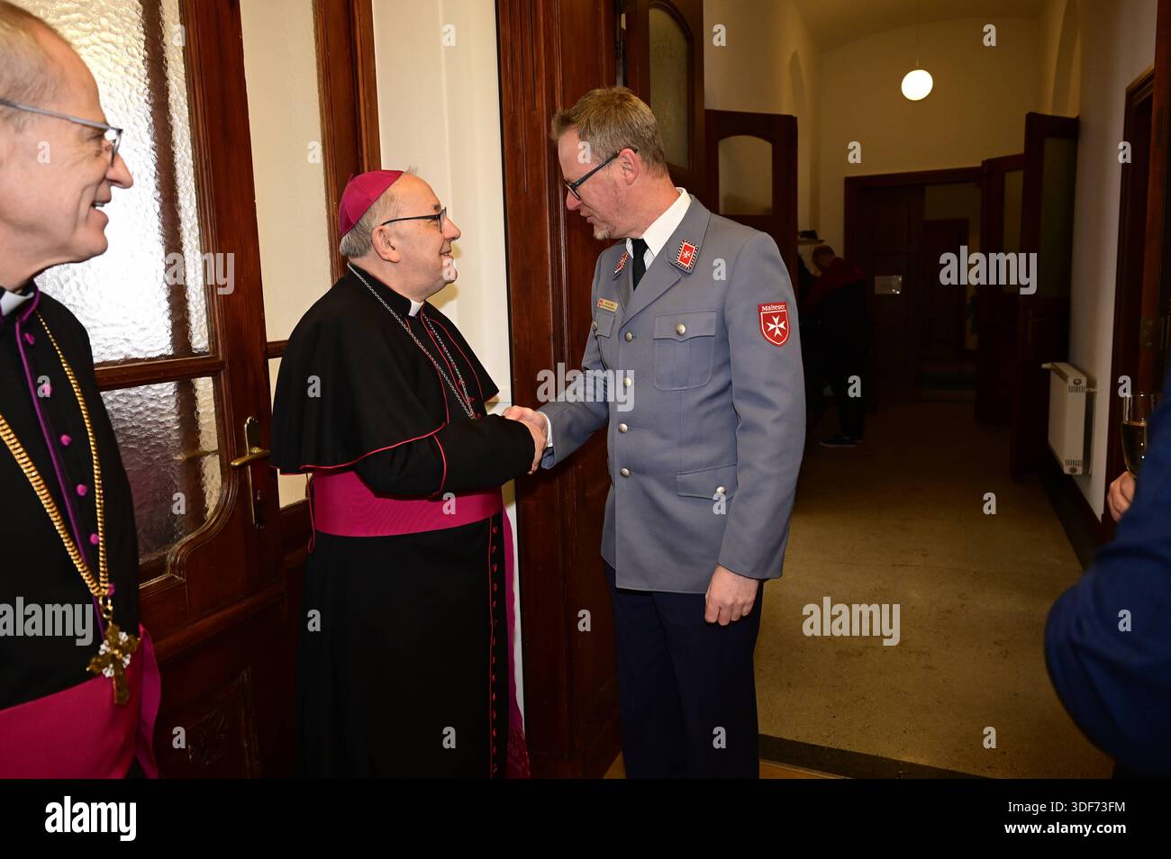 Domprobst Thomas Besch und Bischof Wolfgang Ipolt begrüßen Ronald Jäger ...