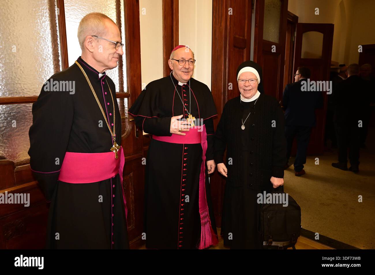 Domprobst Thomas Besch und Bischof Wolfgang Ipolt begrüßen Schwester M ...