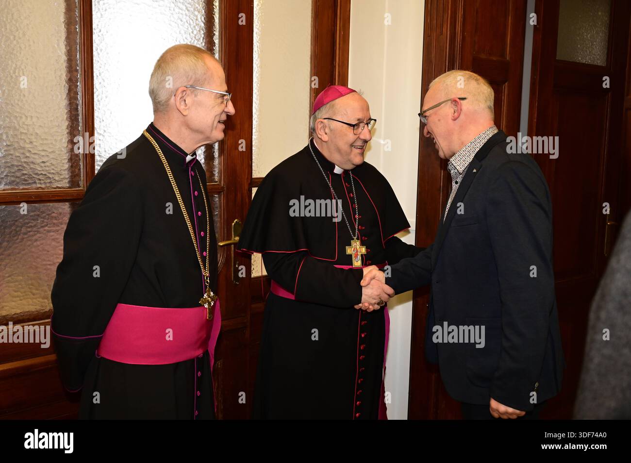 Domprobst Thomas Besch und Bischof Wolfgang Ipolt begrüßen Maik Gloge ...