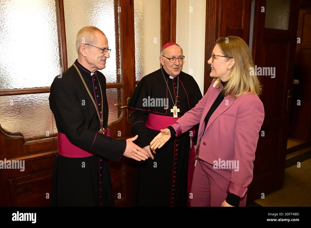 Domprobst Thomas Besch und Bischof Wolfgang Ipolt begrüßen die Gäste ...
