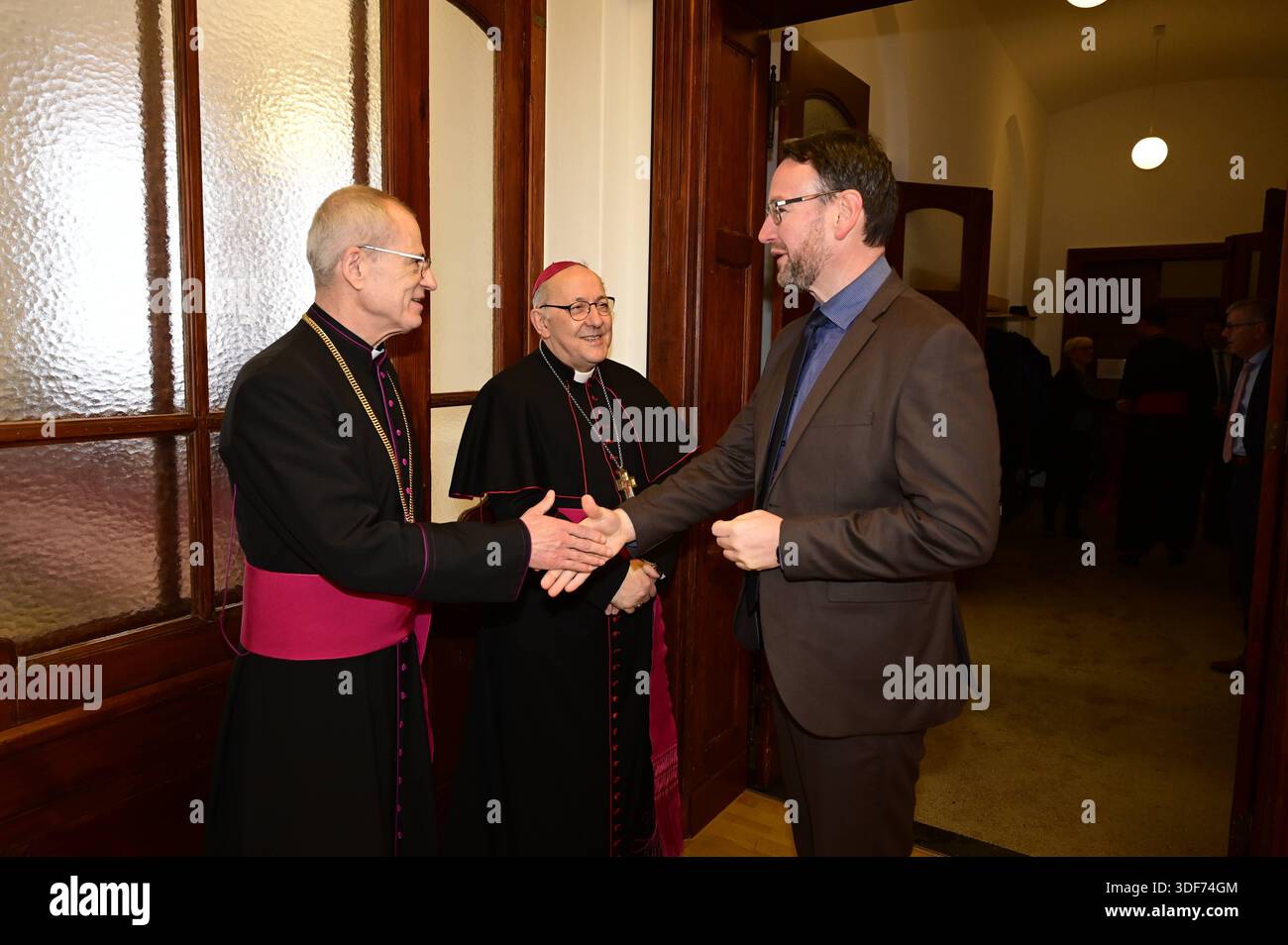 Domprobst Thomas Besch und Bischof Wolfgang Ipolt begrüßen Daniel ...