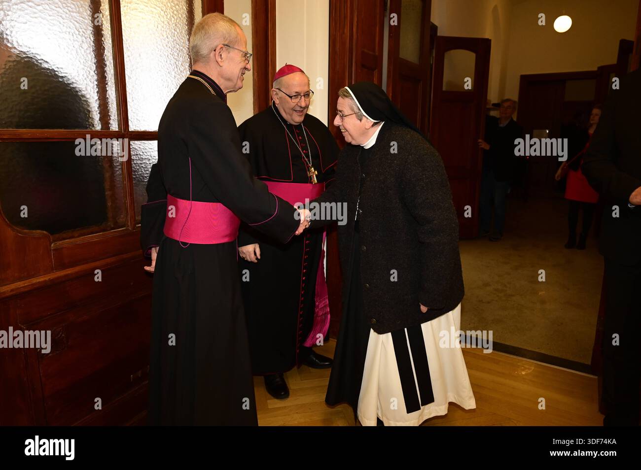 Domprobst Thomas Besch und Bischof Wolfgang Ipolt begrüßen Oberin ...