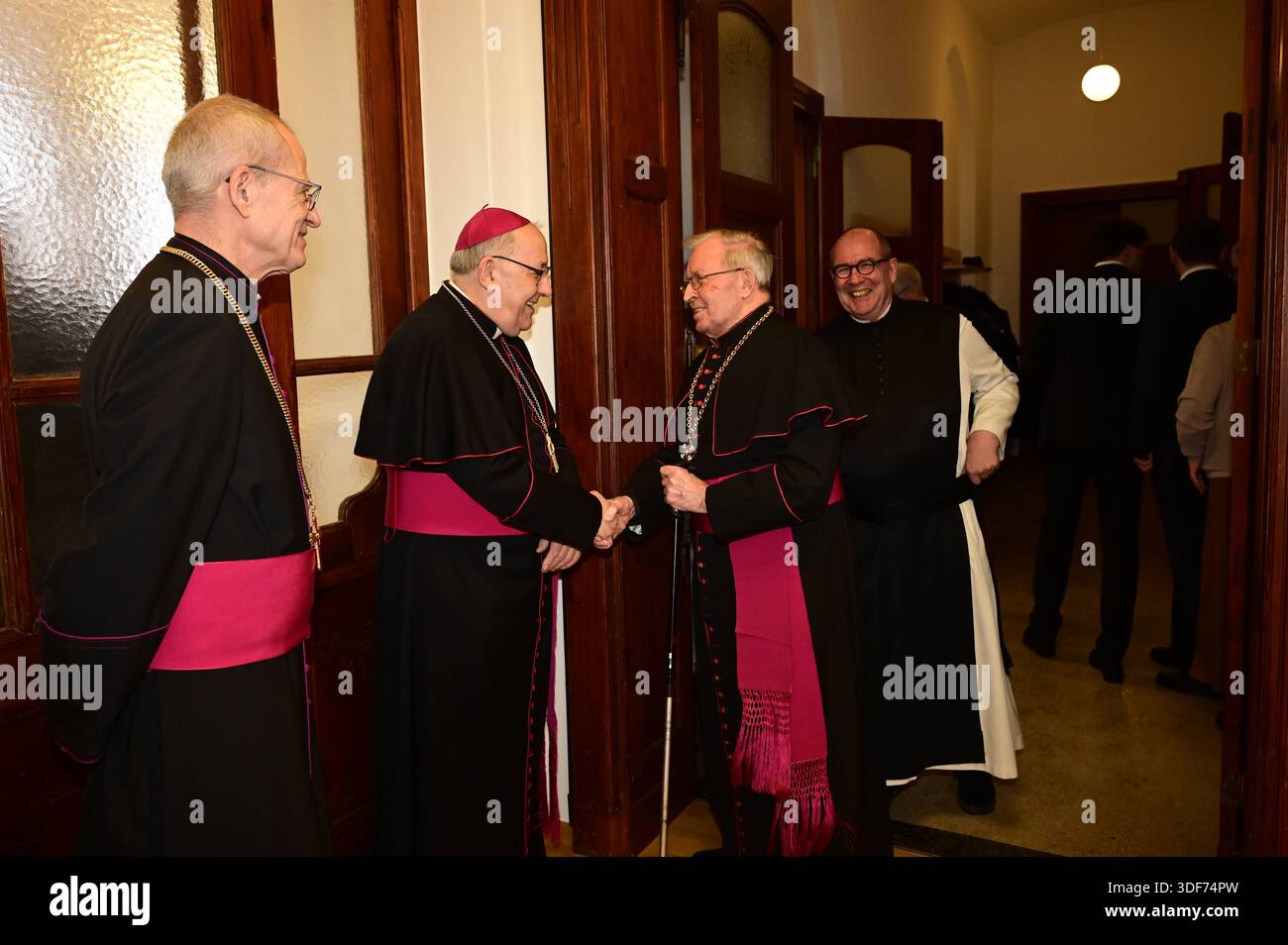 Domprobst Thomas Besch und Bischof Wolfgang Ipolt begrüßen die Gäste ...