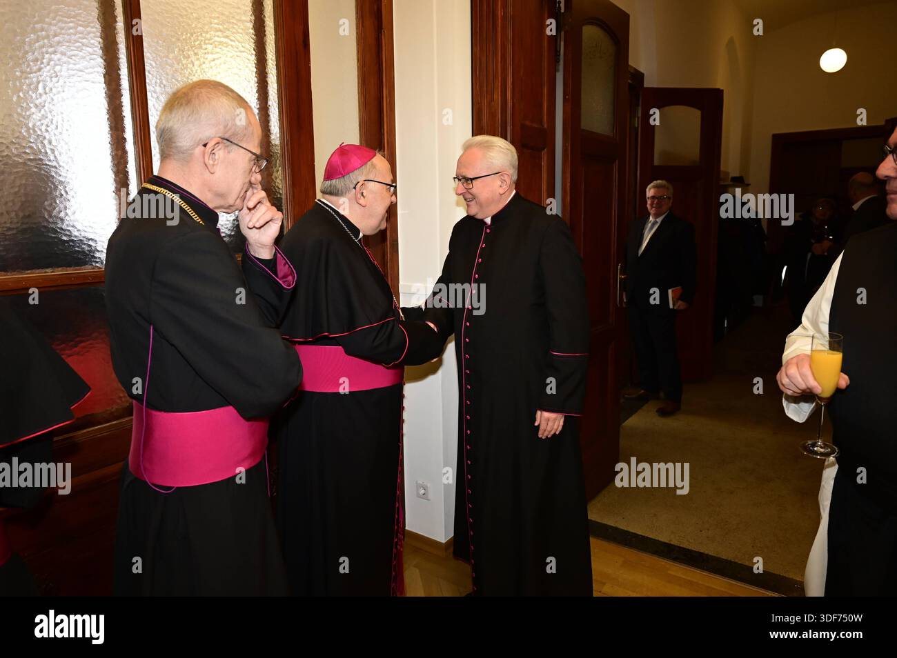 Domprobst Thomas Besch und Bischof Wolfgang Ipolt begrüßen Dekan von ...