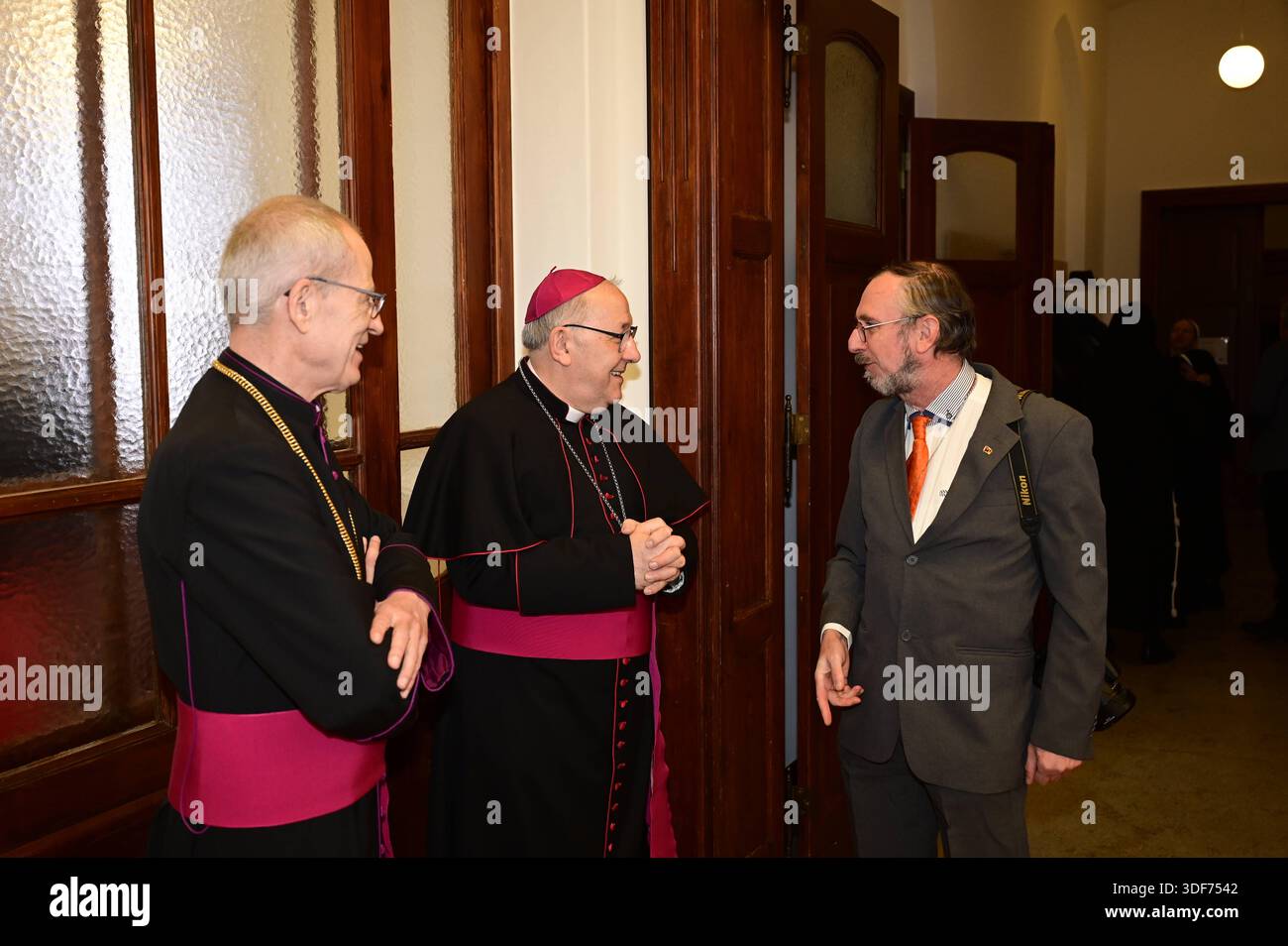 Domprobst Thomas Besch und Bischof Wolfgang Ipolt begrüßen die Gäste ...
