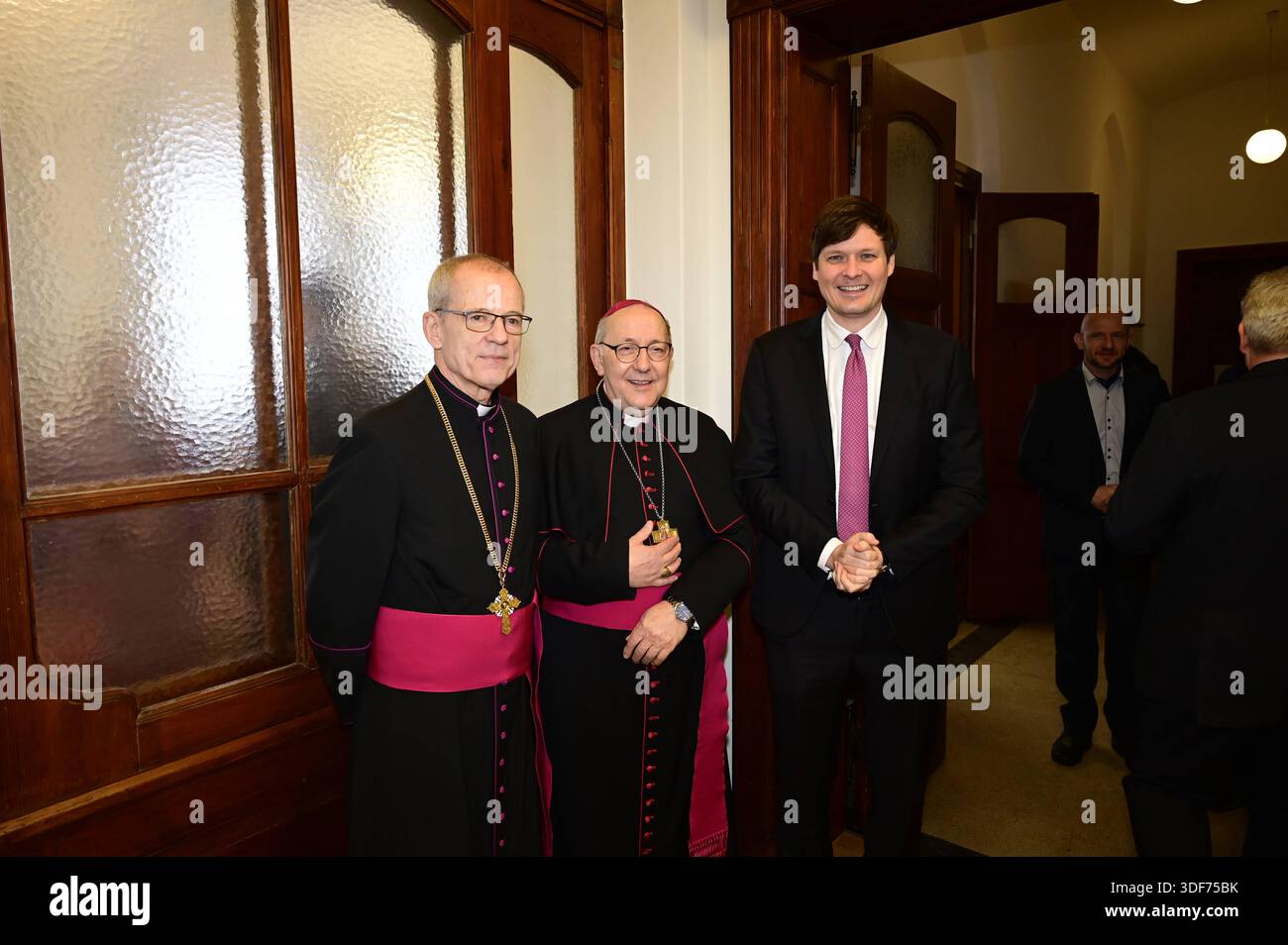 Domprobst Thomas Besch und Bischof Wolfgang Ipolt begrüßen Conrad ...